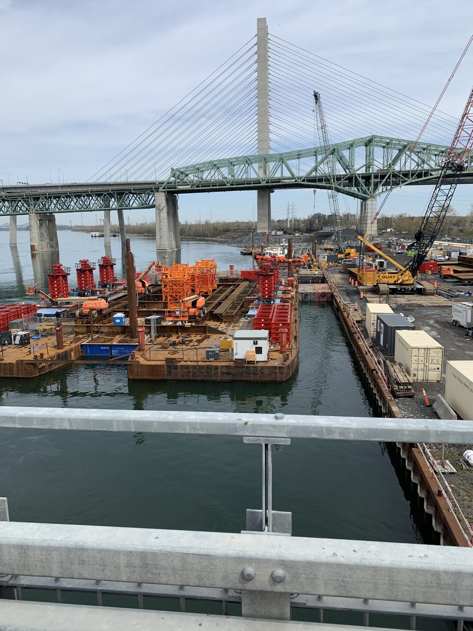 Champlain Bridge barge - Project - Technosub